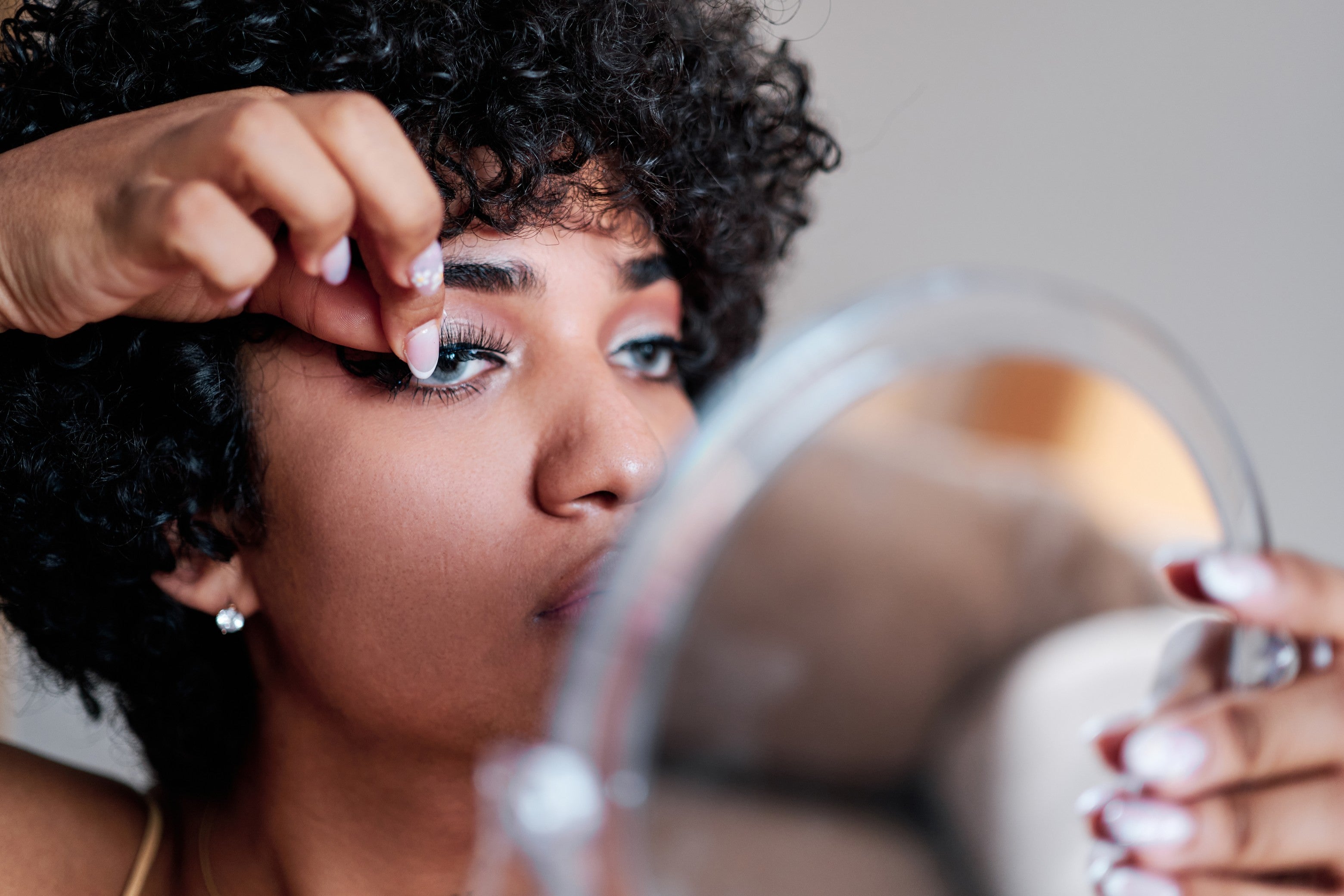 How to Put on Fake Eyelashes in 5 Simple Steps - Image Beauty